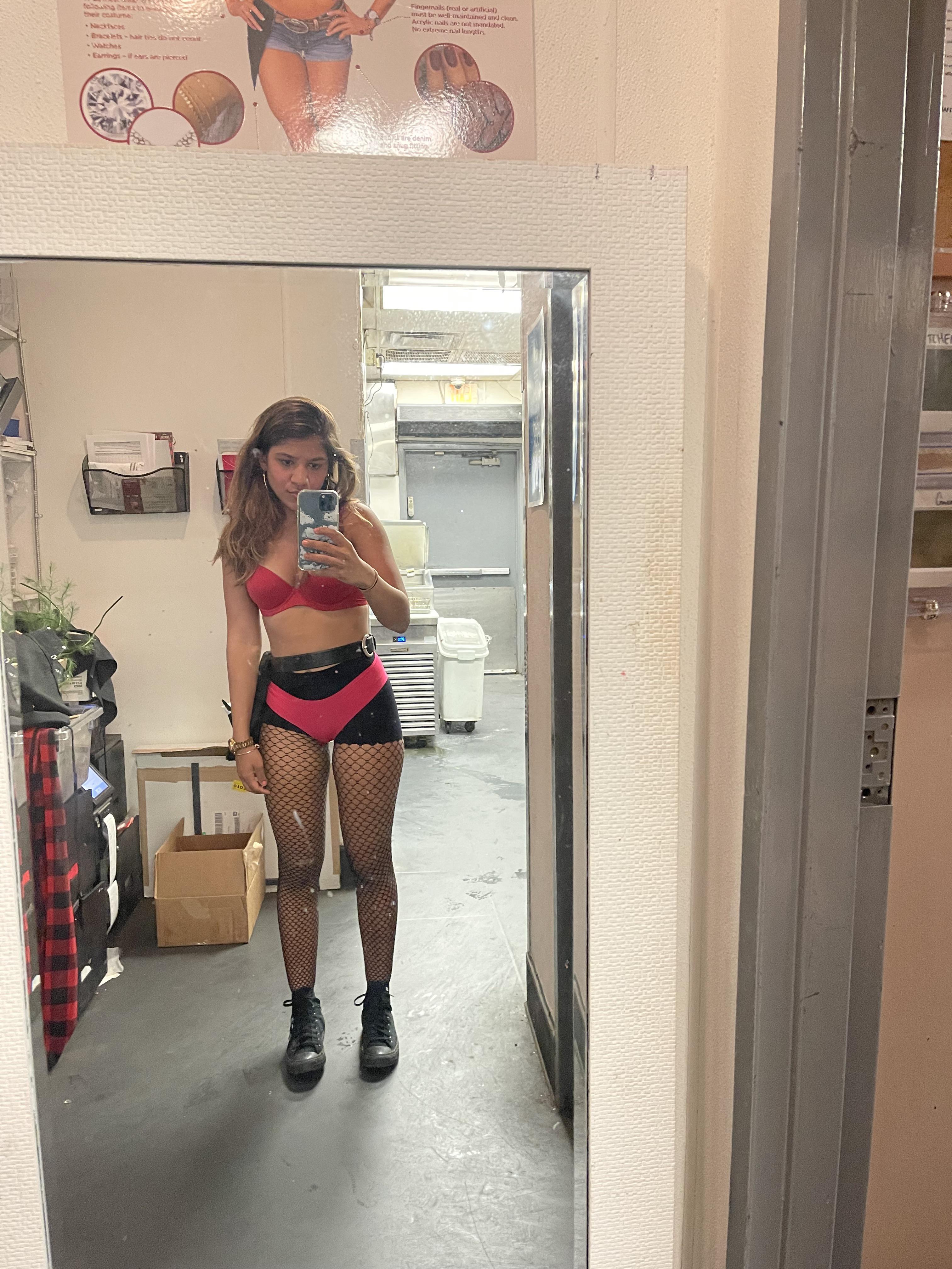 Am I hot at work boys??! | Scrolller