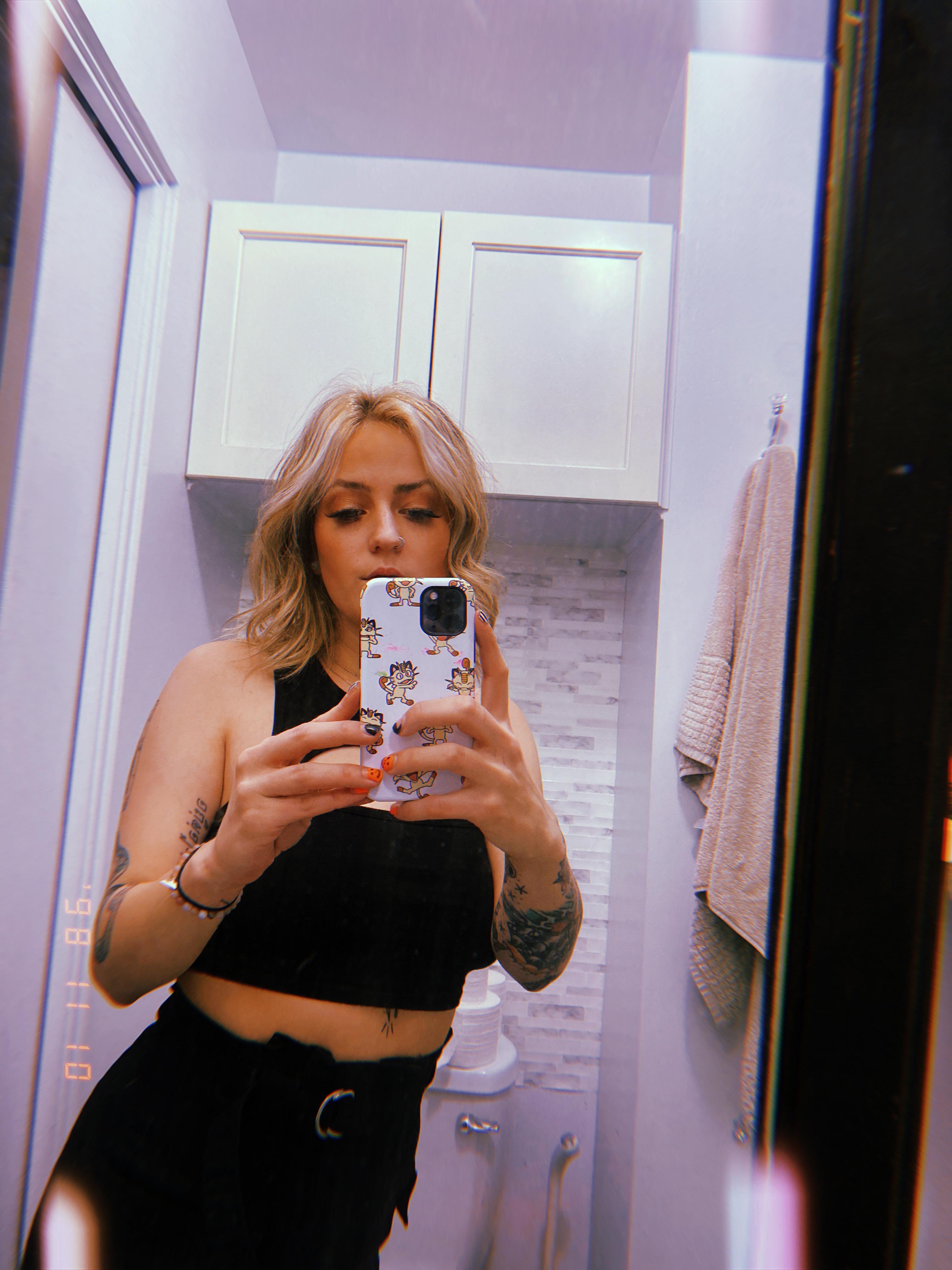 Am I pretty enough to post here? | Scrolller