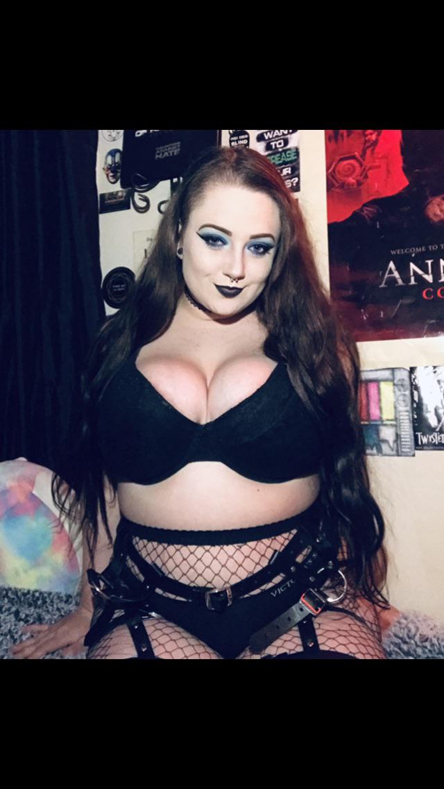 Am I your big tiddy goth gf? 😘 | Scrolller