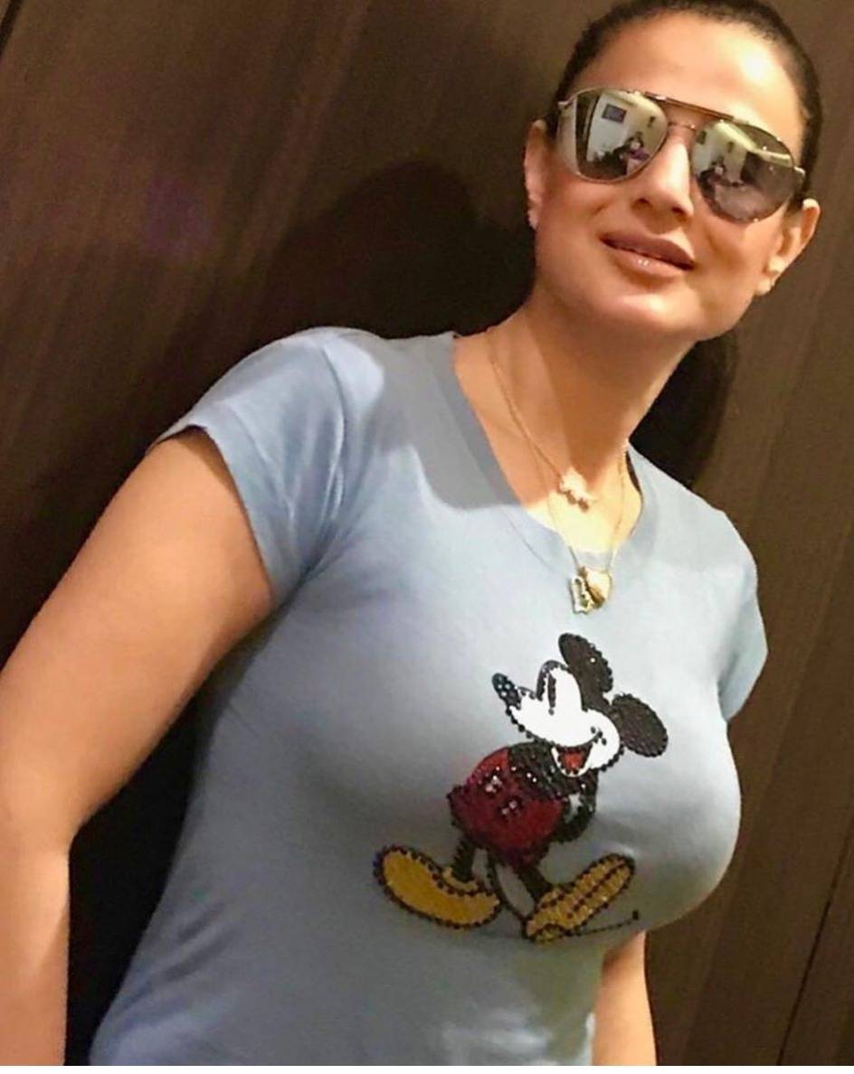 Ameesha aunty | Scrolller