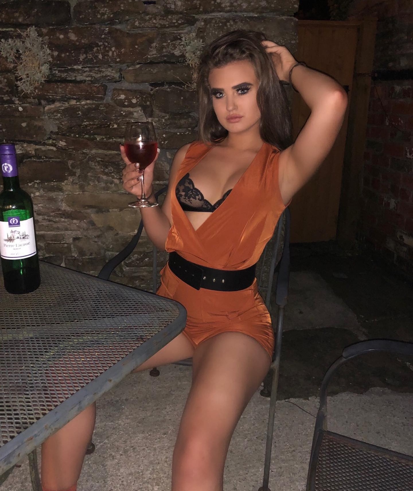 Amelia putting it all on show | Scrolller