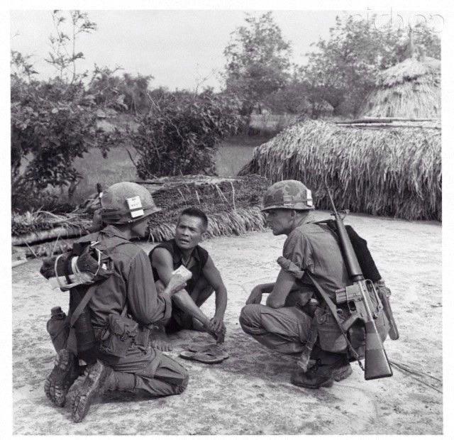 American soldiers and a local Vietnamese.🤔 | Scrolller