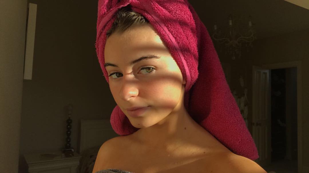 An attractive girl | Scrolller