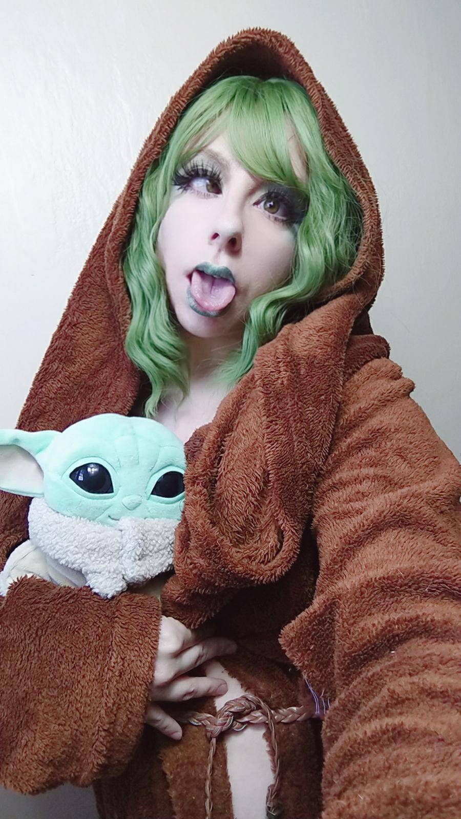 Anna Rhoniepri and Baby Yoda | Scrolller