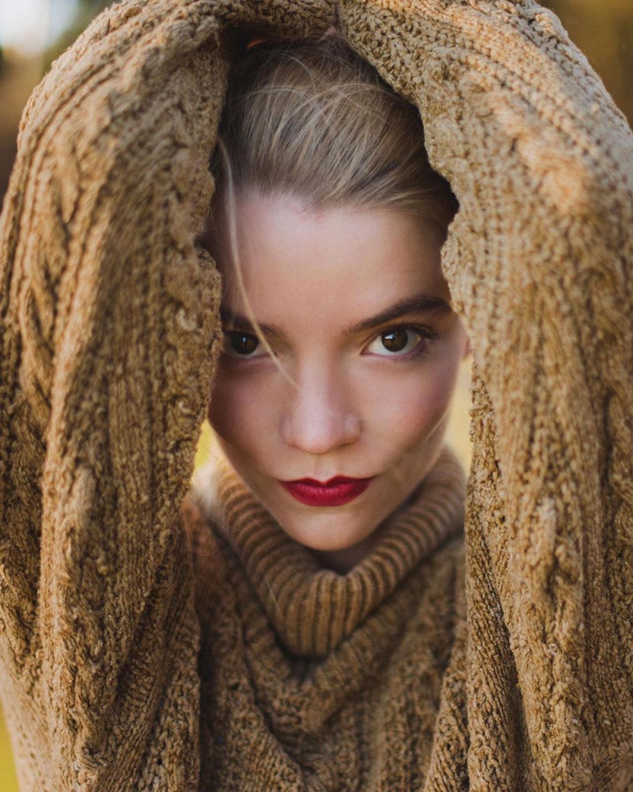 Anya Taylor Joy Scrolller