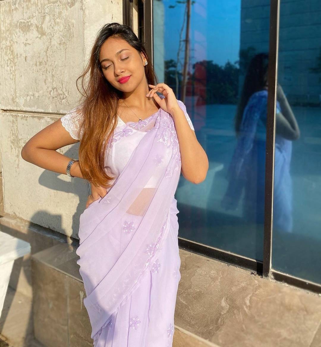 Anyone know her? She's so thiccc | Scrolller