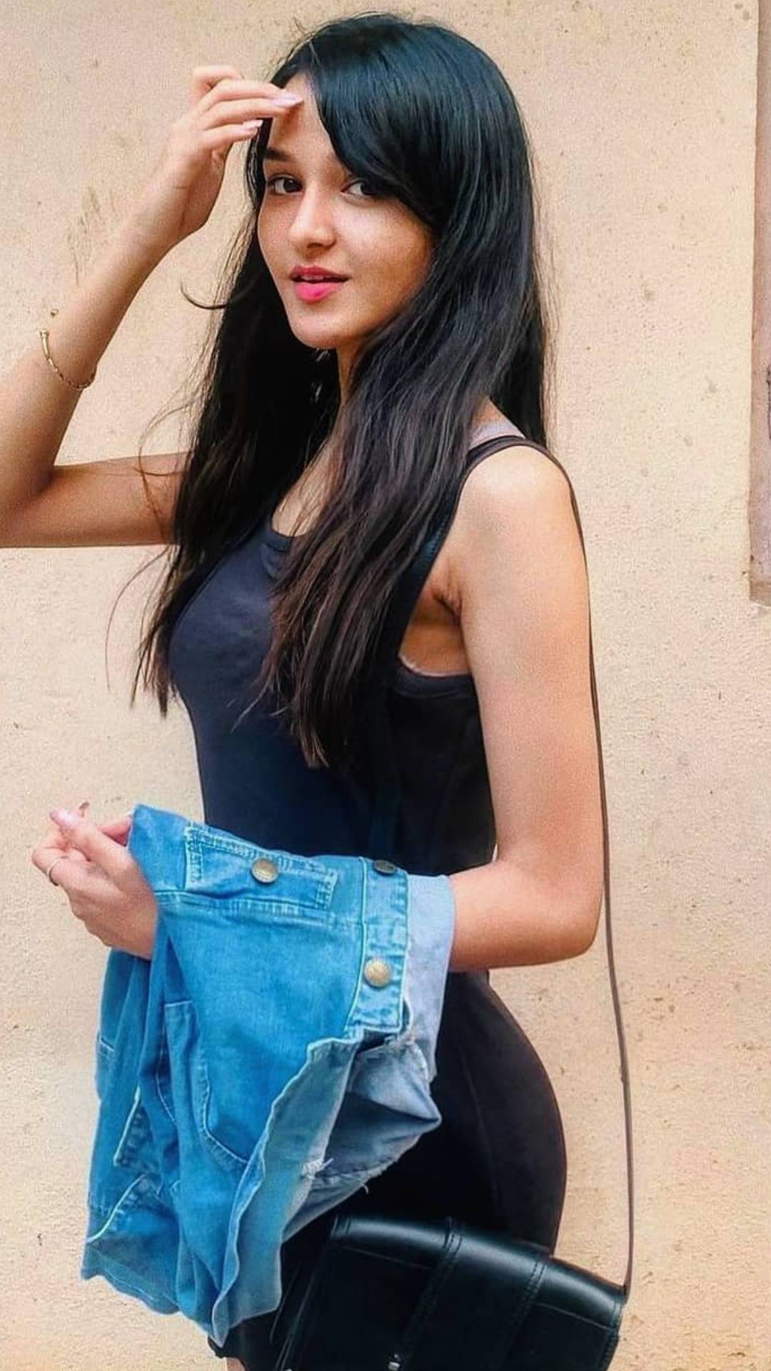 Anyone know her? Thats a hot petite body 🔥 | Scrolller