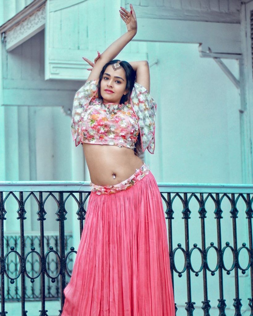 Apoorva Arora is soo hottt!! | Scrolller