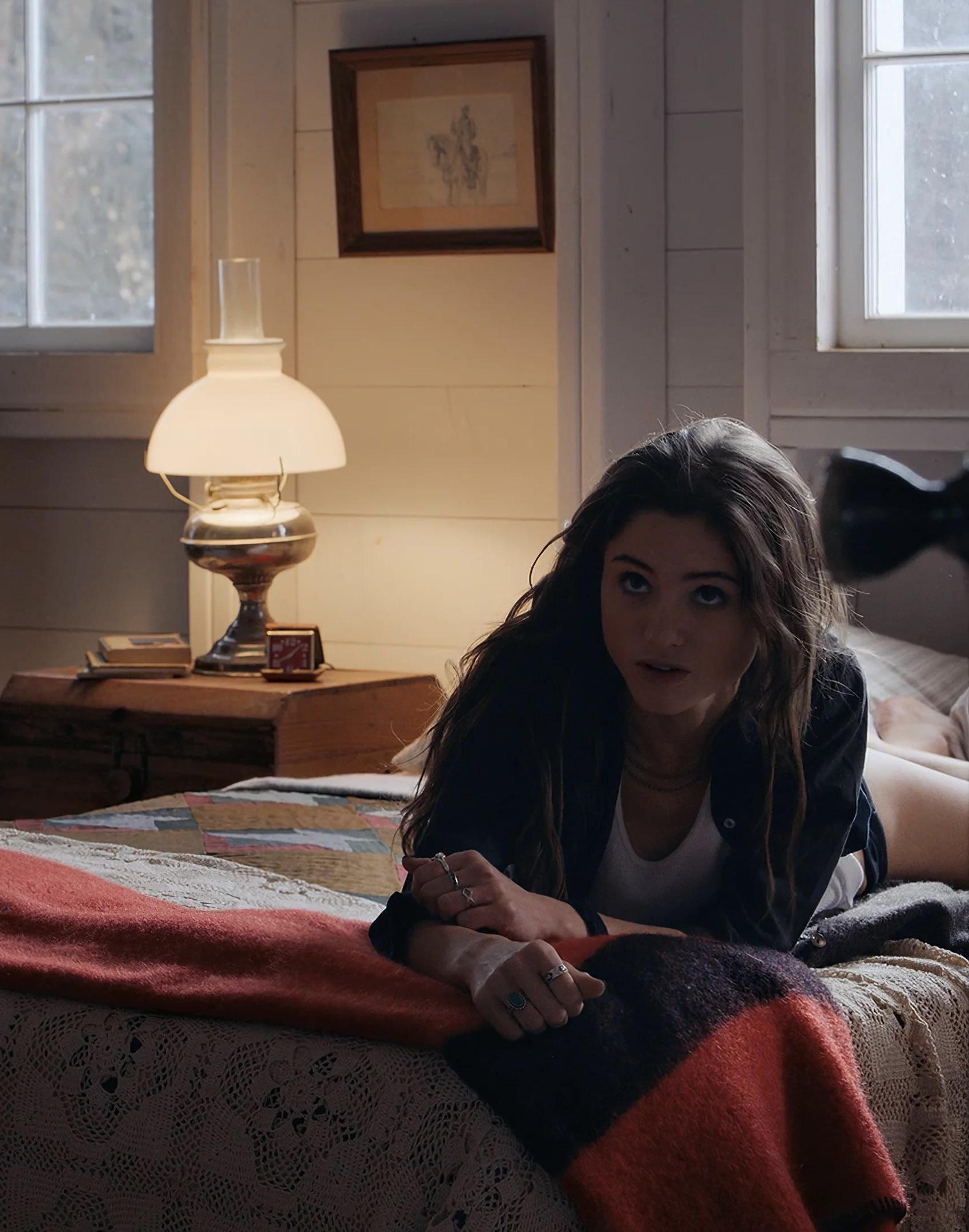 Natalia Dyer waiting in bed | Scrolller