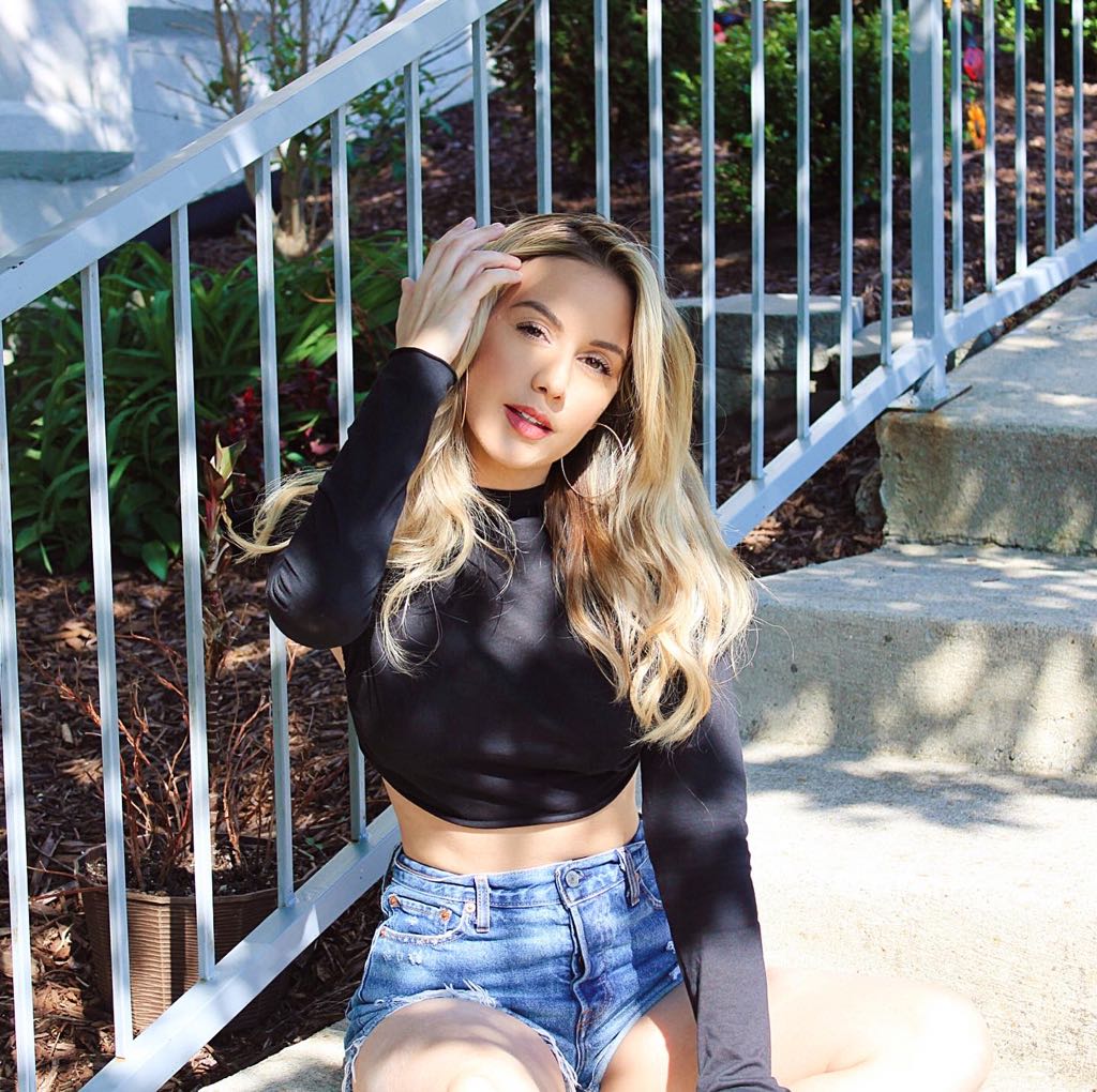 Ashley Kelsey | Scrolller