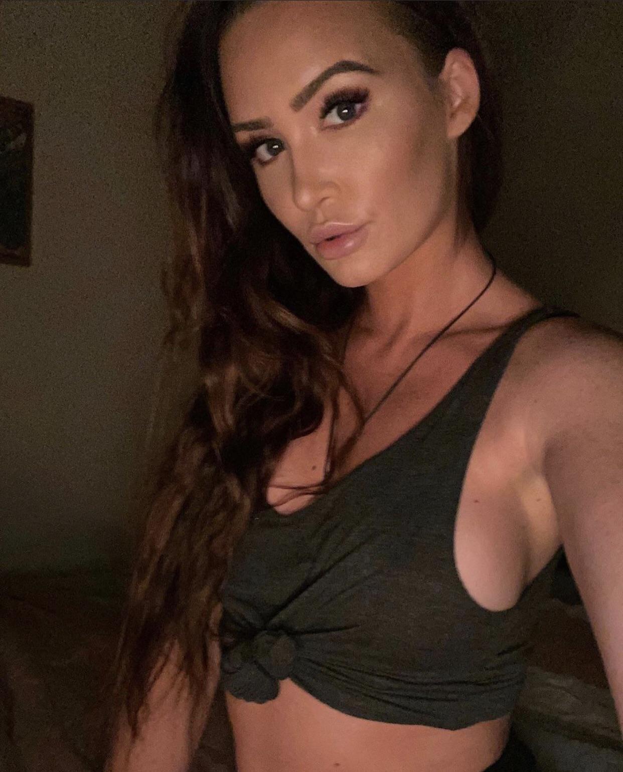 Ashley Mitchell | Scrolller