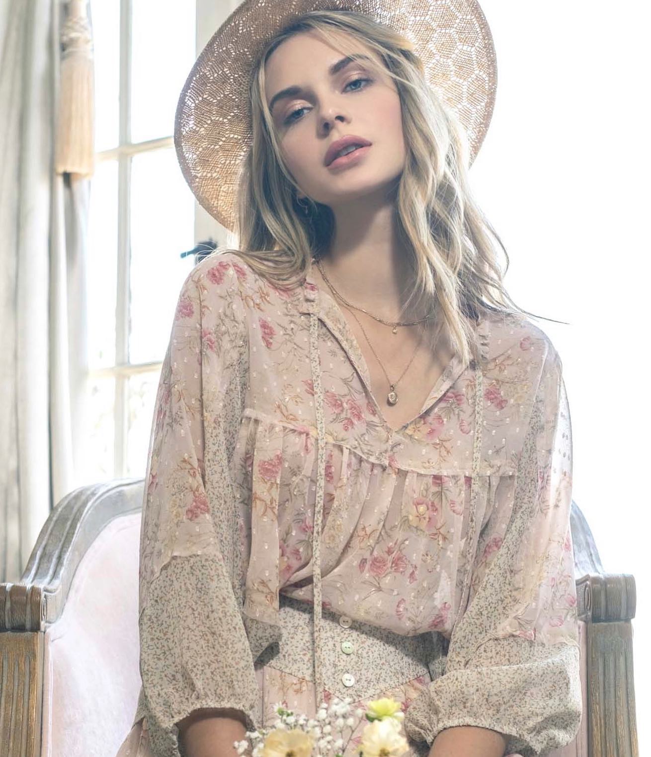 Ashley Thompson Scrolller