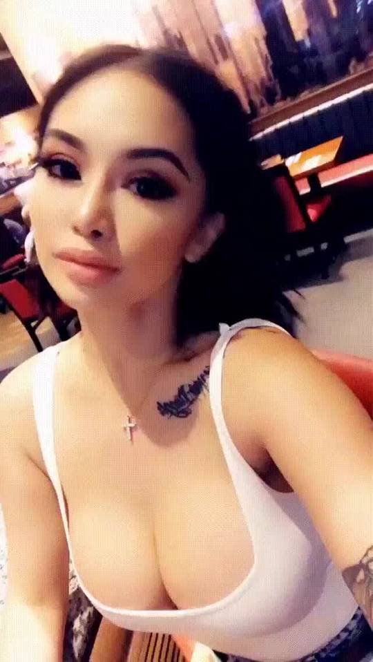 Ashley Vee | Scrolller