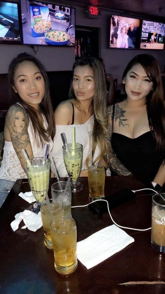 Asian Girls Hanging Out | Scrolller