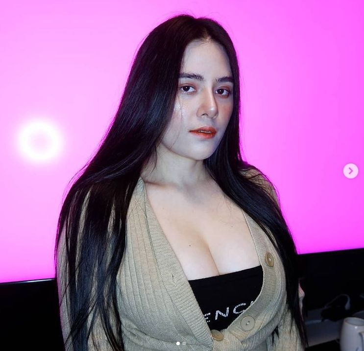 ASMR Wan - Huge fan of her soft wiggling melons | Scrolller