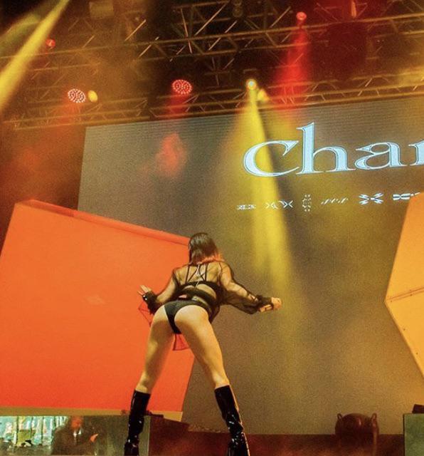 Ass on stage | Scrolller