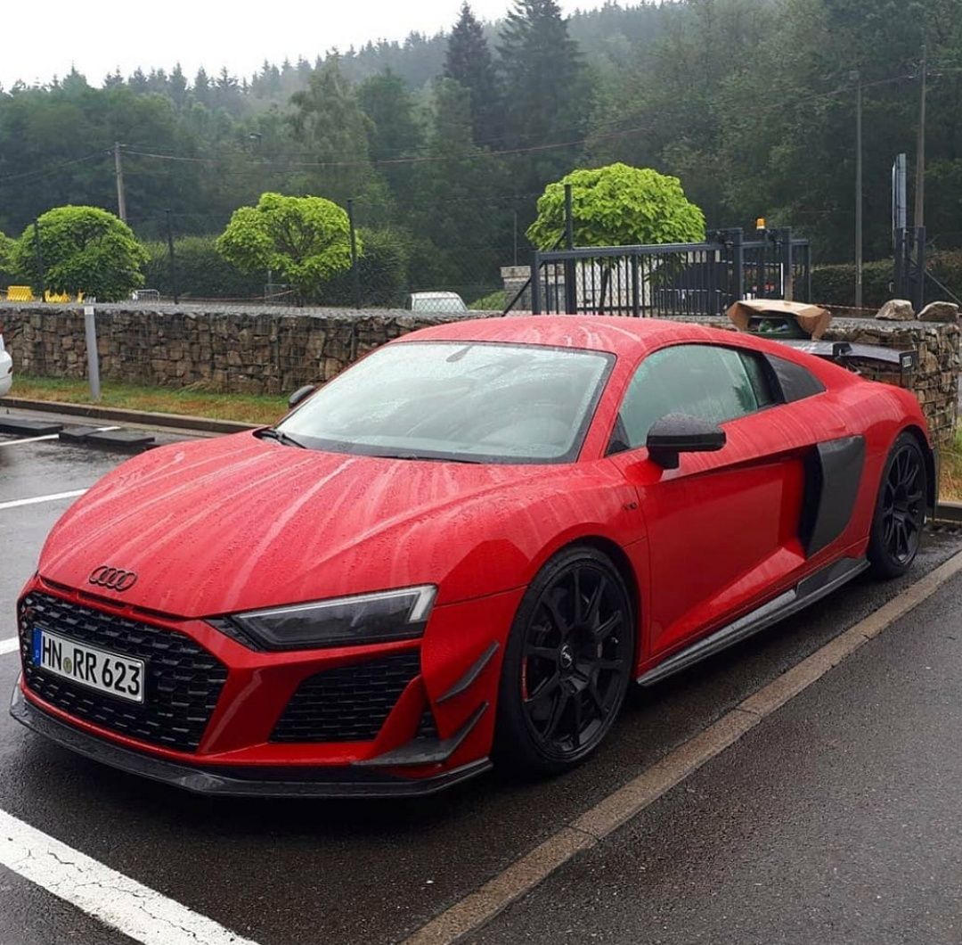 Audi R8 V10 | Scrolller