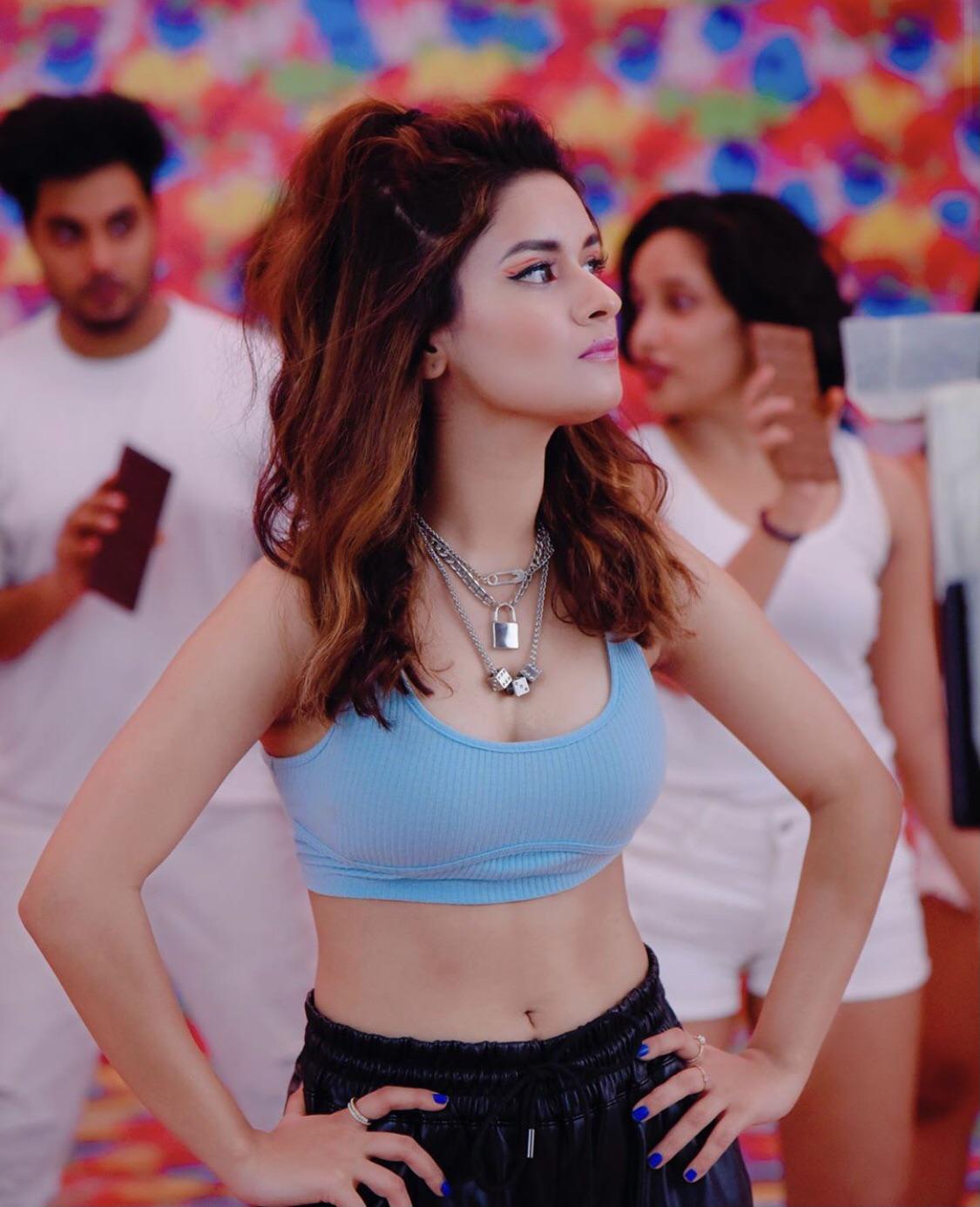 Avneet Kaur | Scrolller