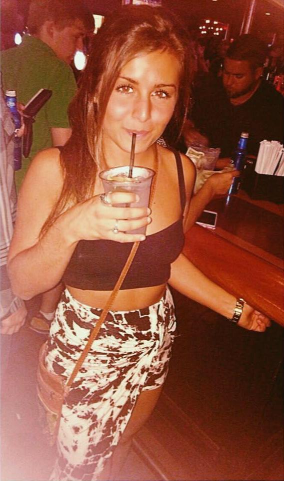 Babe at the bar | Scrolller