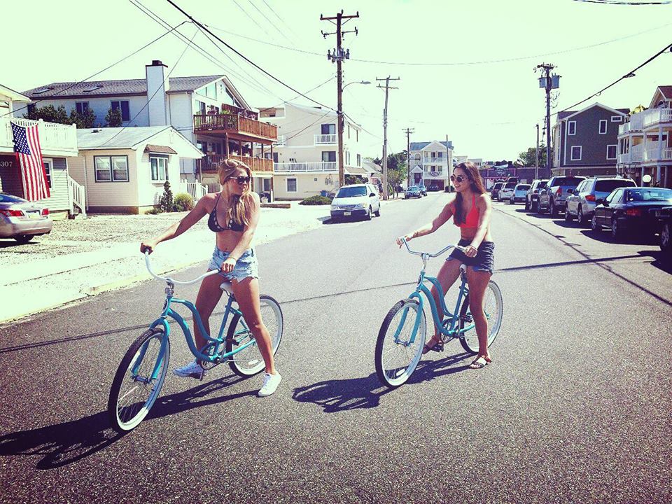 Babes on bikes | Scrolller