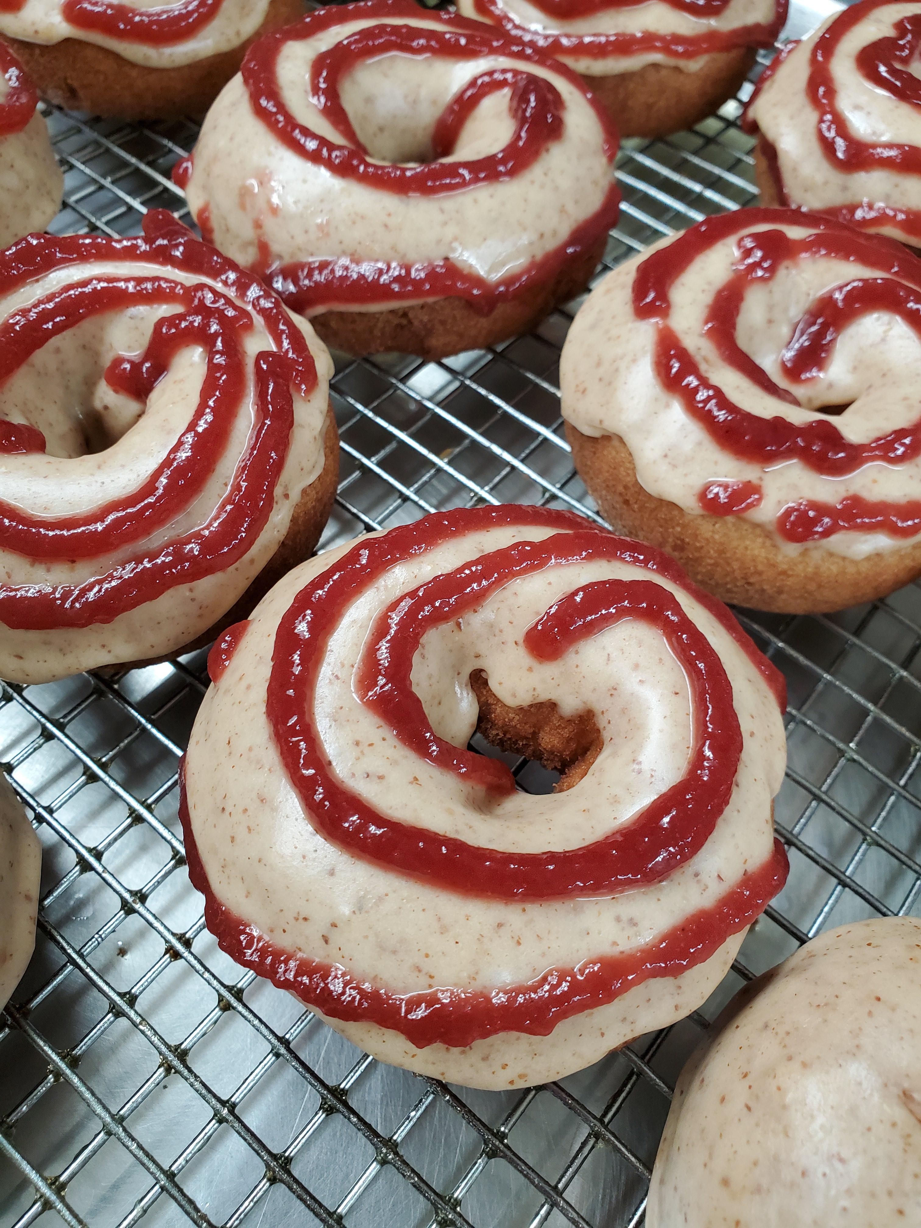 Banana bread cake with almond butter frosting and a raspberry jam swirl 🍌🍞 | Scrolller