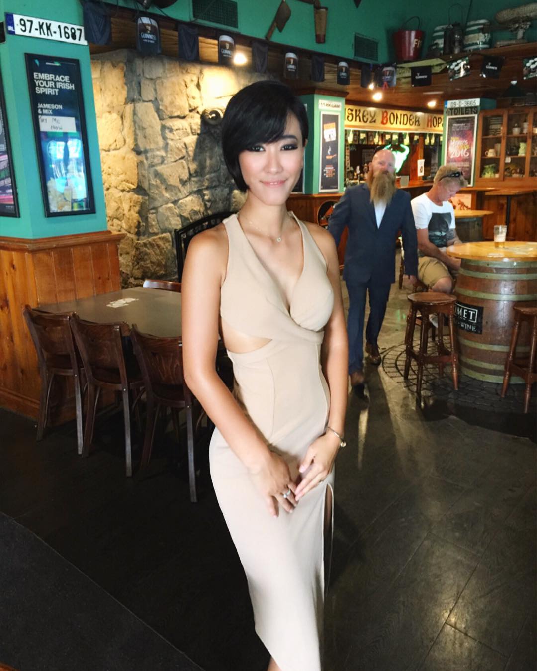 Bar girl | Scrolller