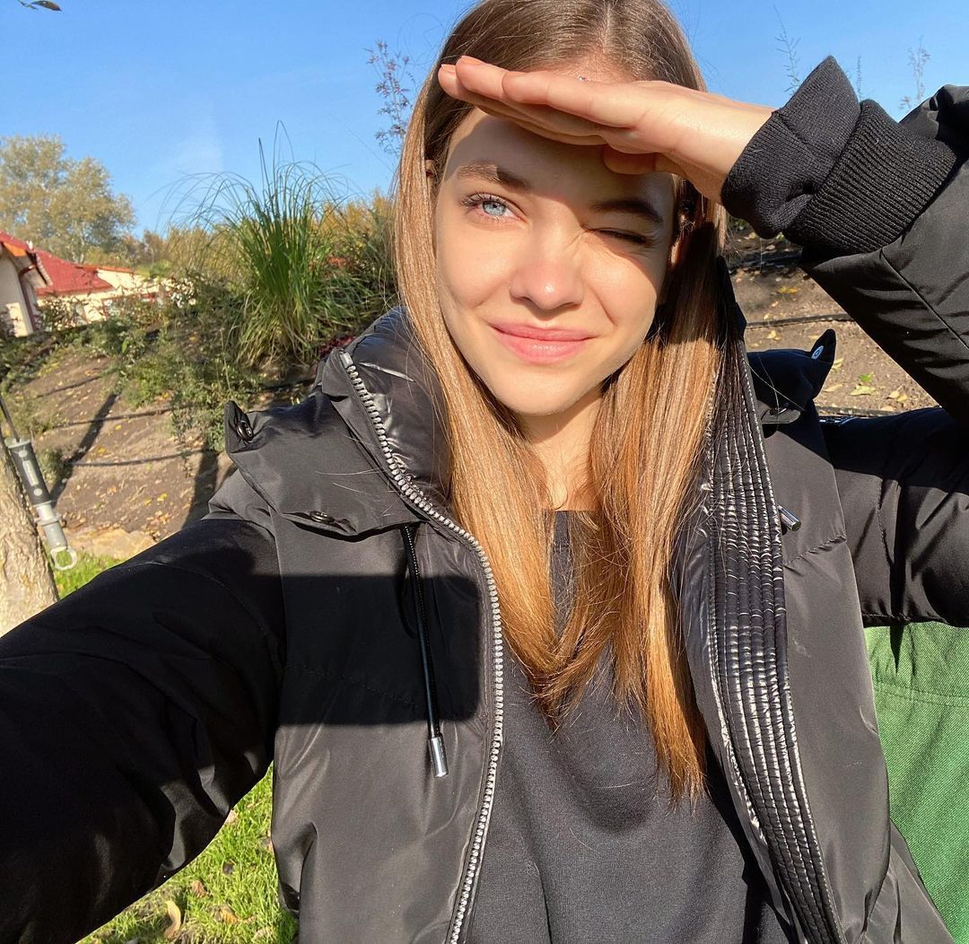 Barbara Palvin | Scrolller