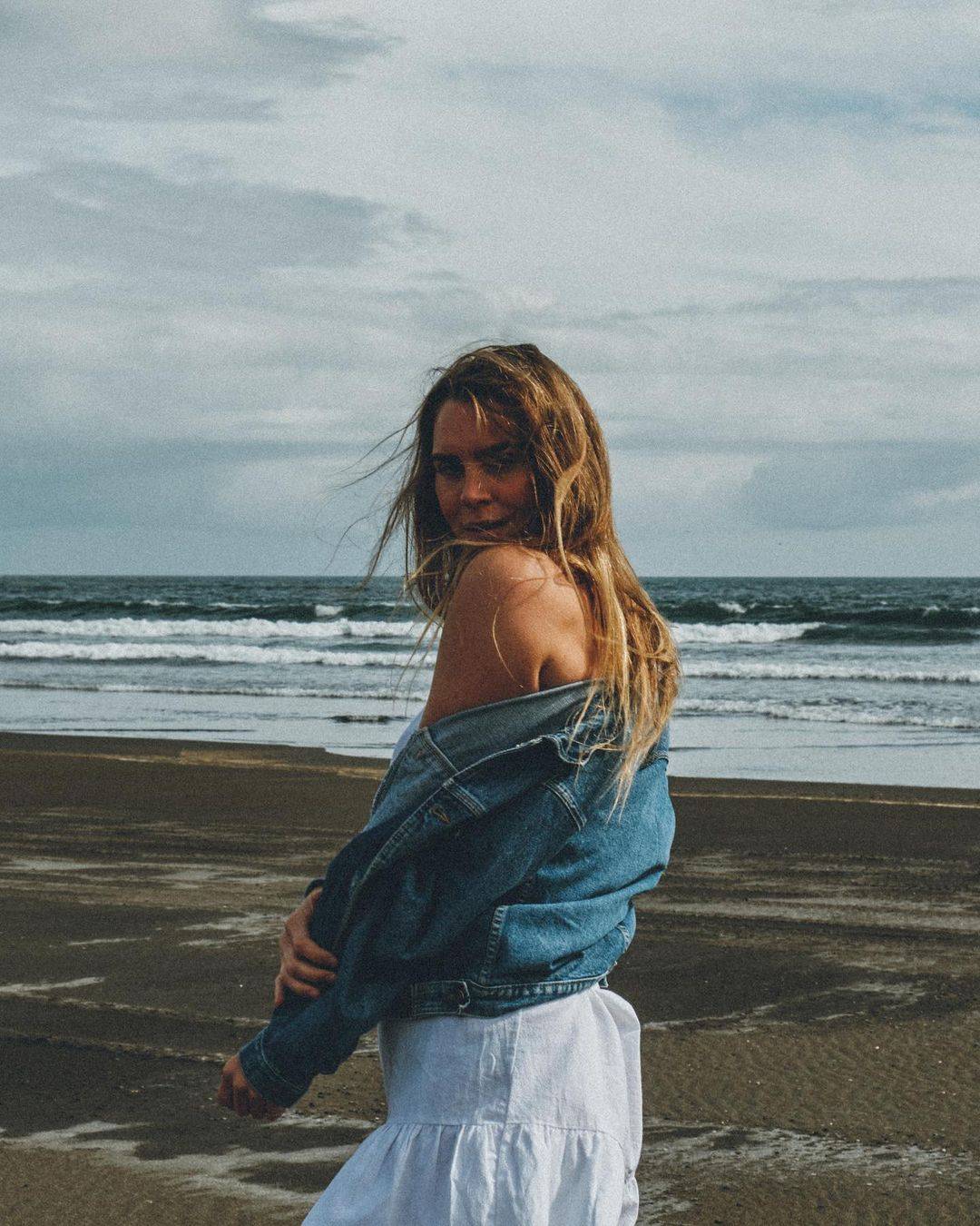 Bare shoulder | Scrolller