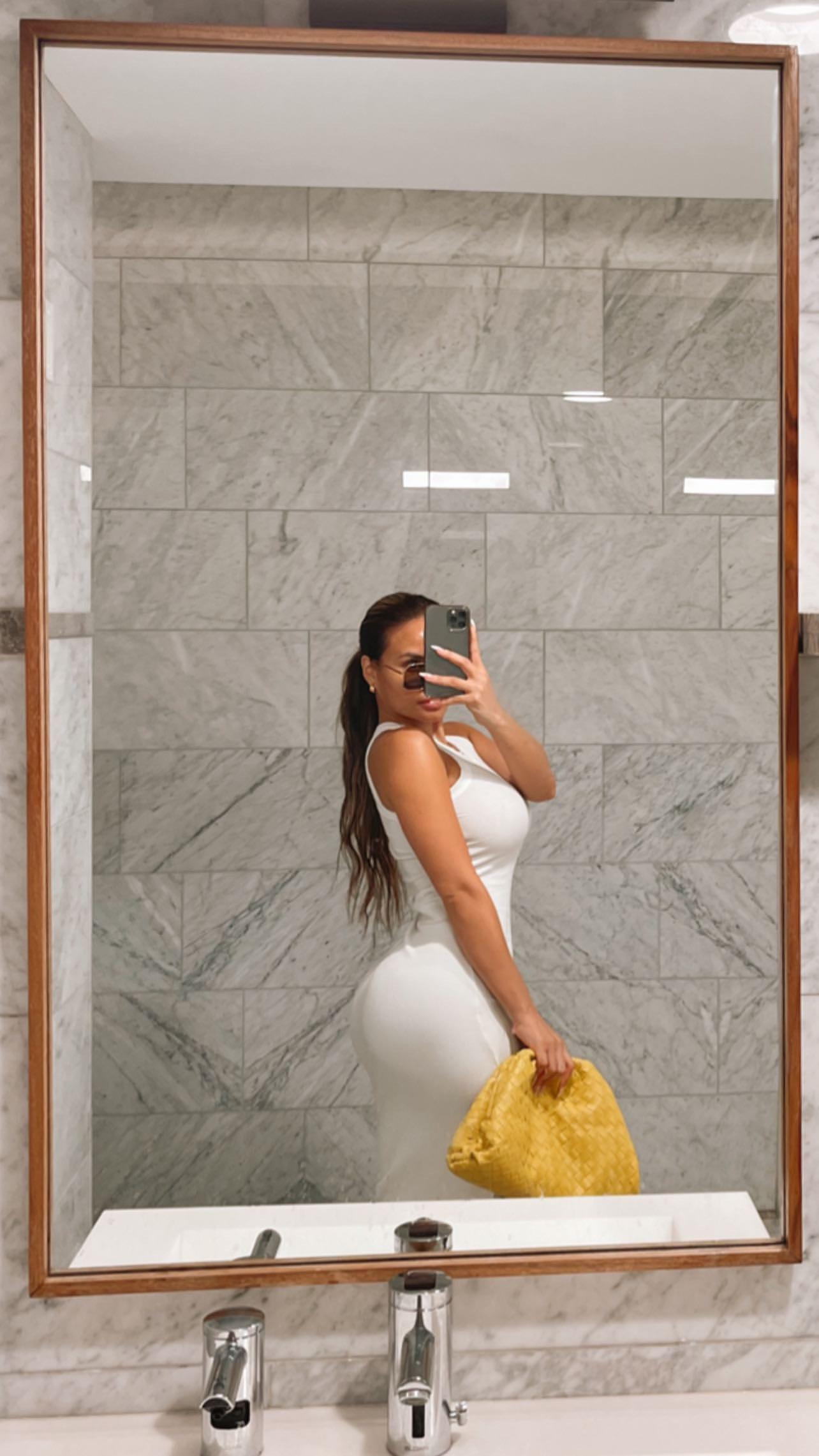 bathroom booty | Scrolller