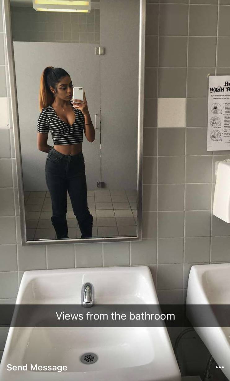 Bathroom selfie | Scrolller