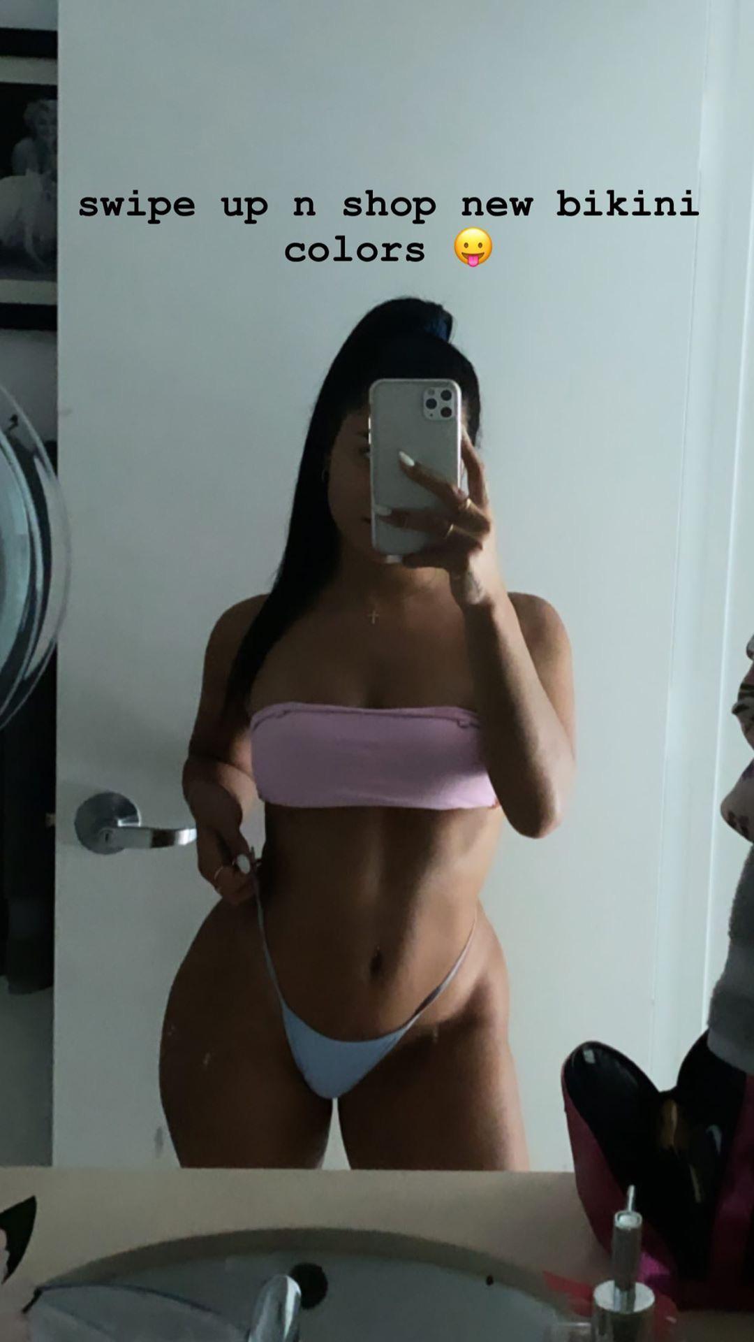 Bathroom selfie | Scrolller