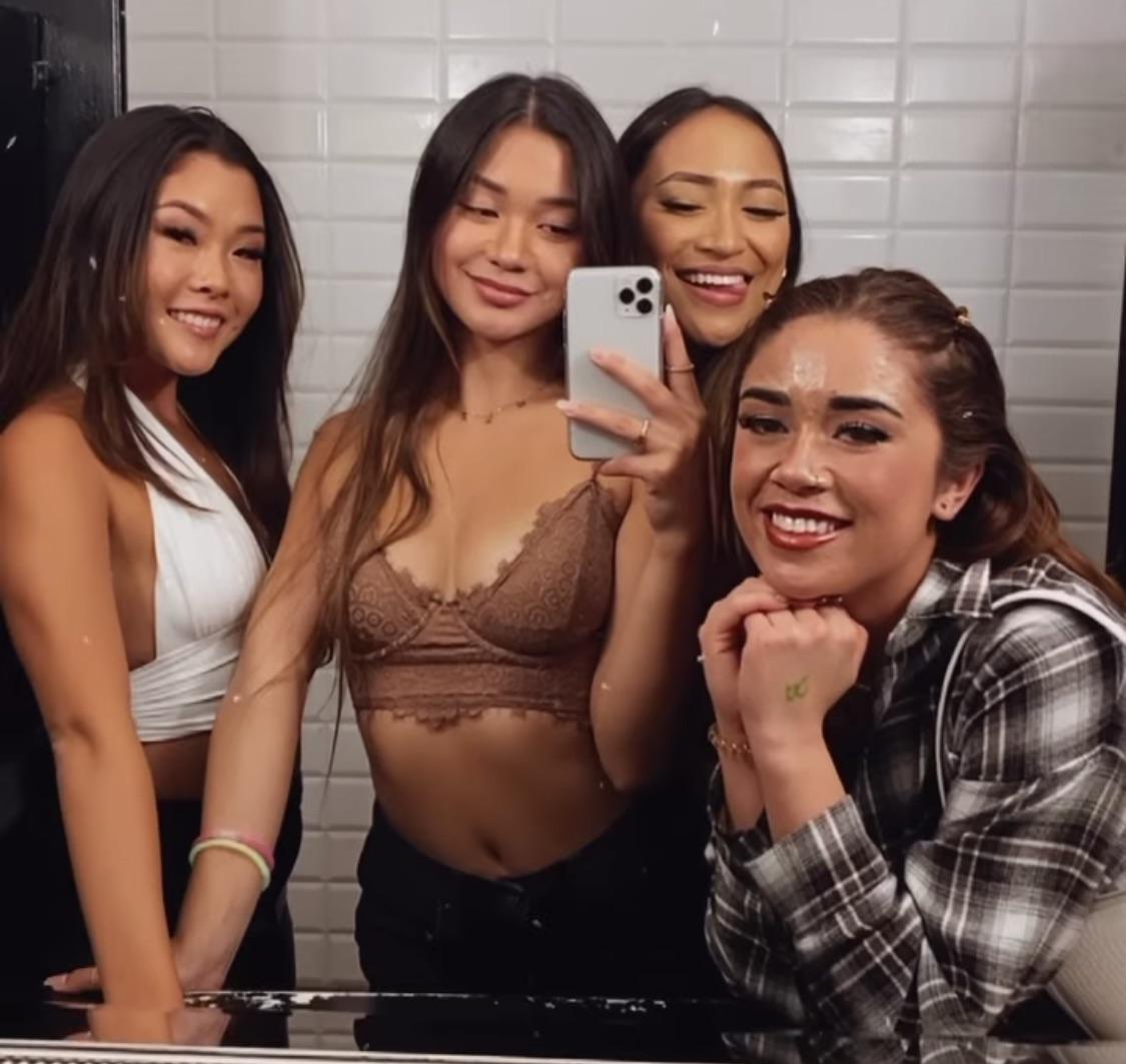 bathroom selfies | Scrolller