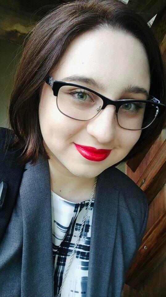 Beautiful all business girl | Scrolller