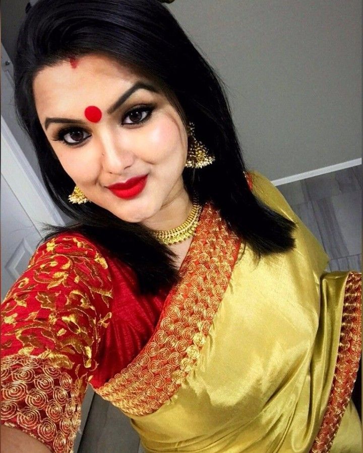 Beautiful Aunty😍 | Scrolller