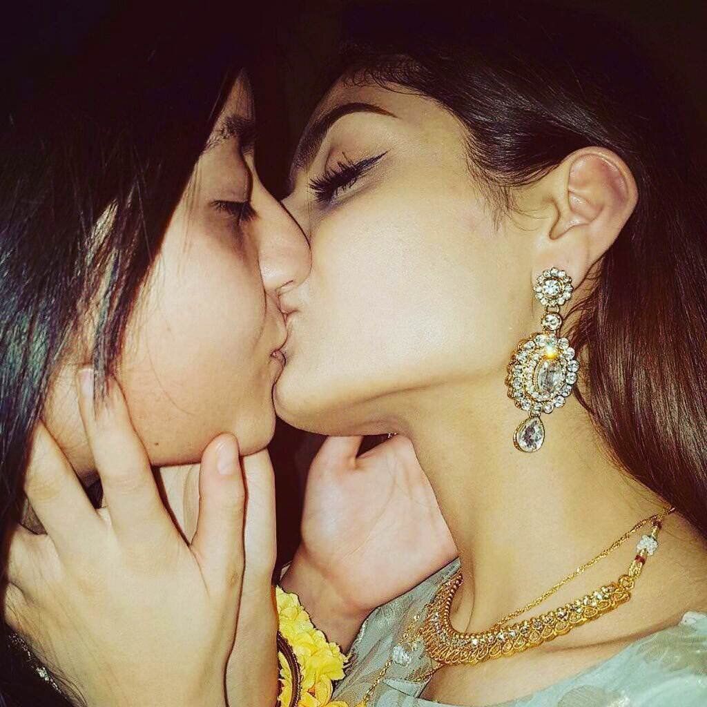 Beautiful babes! | Scrolller