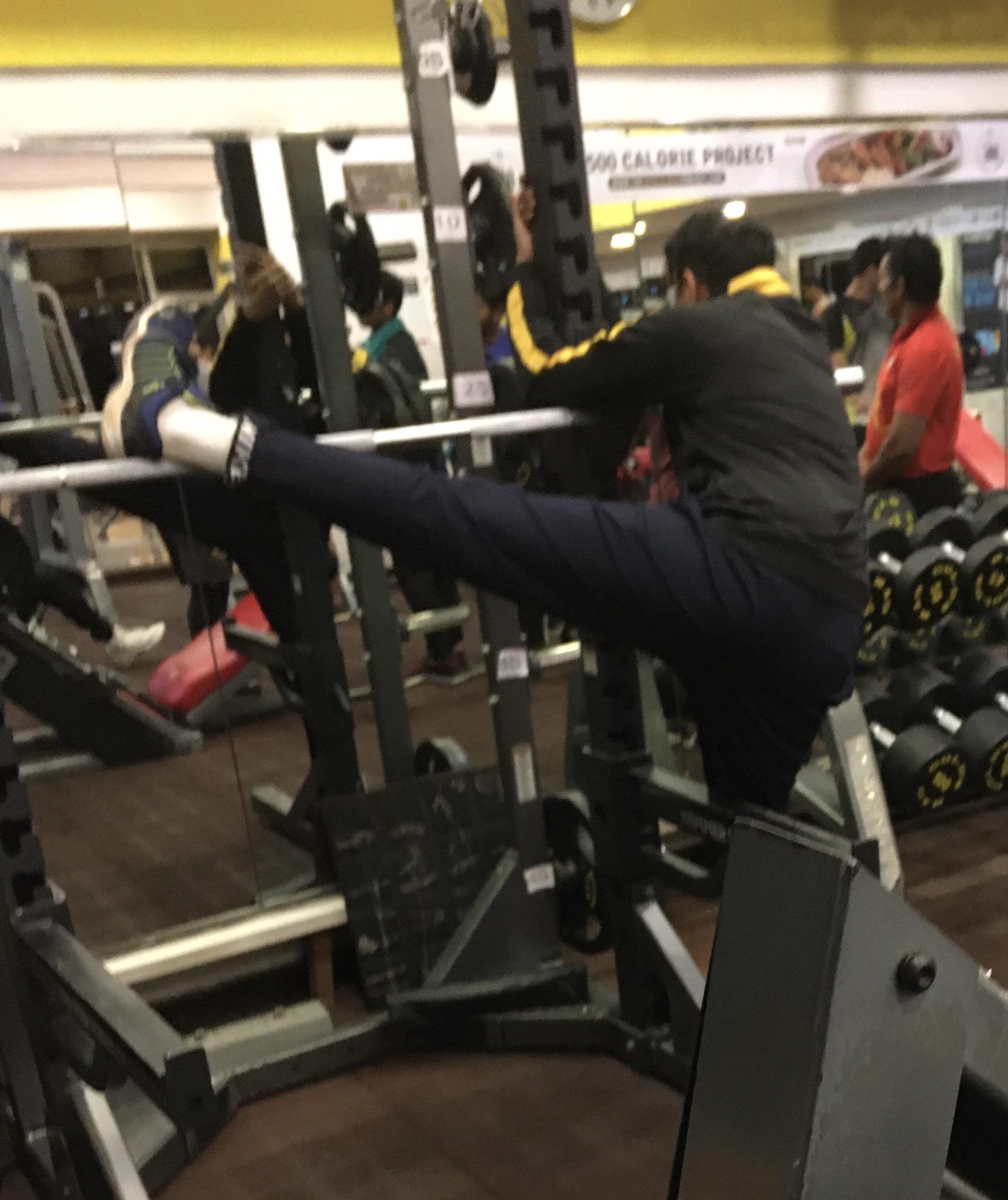 beautiful form while using the squat rack | Scrolller