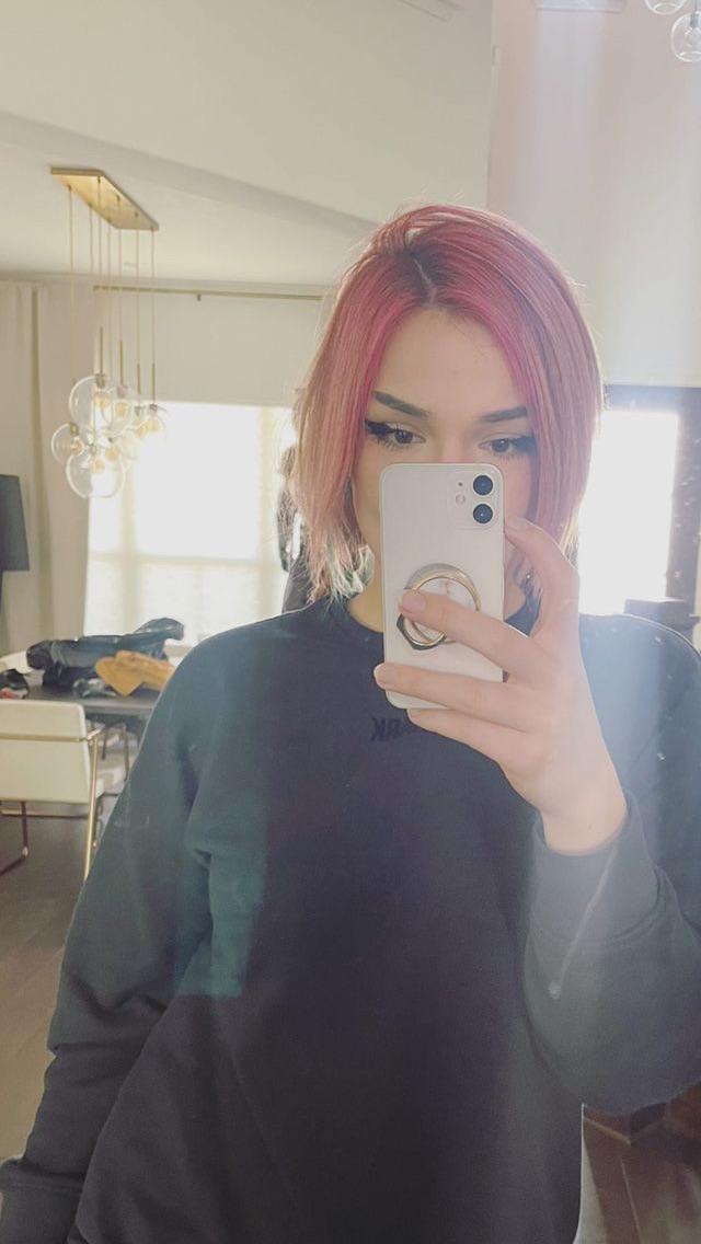 Beautiful Norwegian. Covers her face... :( | Scrolller