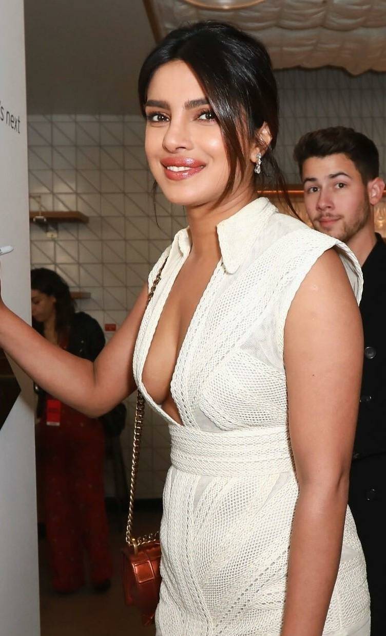 Beautiful side view of Priyanka's brown titty 🤤🤤 | Scrolller