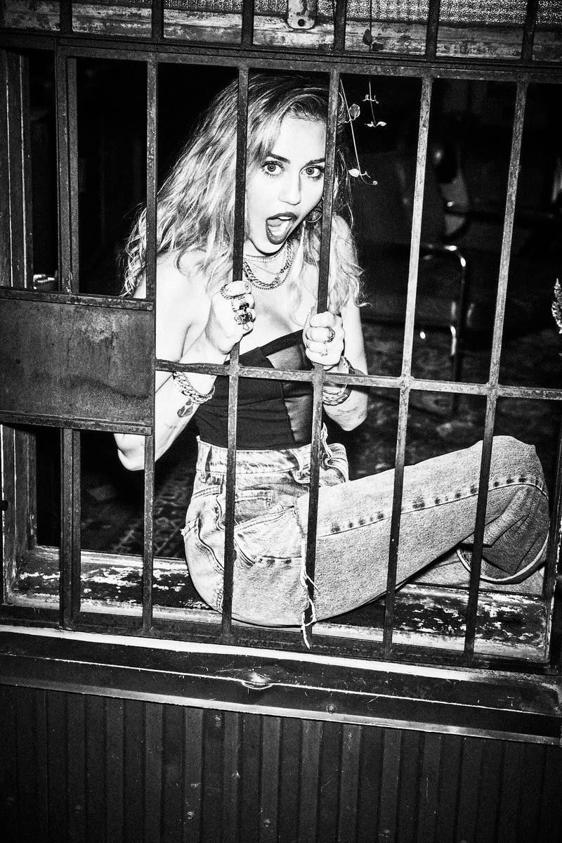 Behind bars | Scrolller