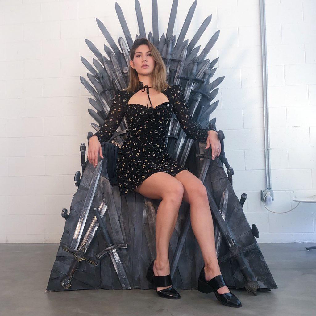 Bend the knee to our Queen 👸🏻 | Scrolller