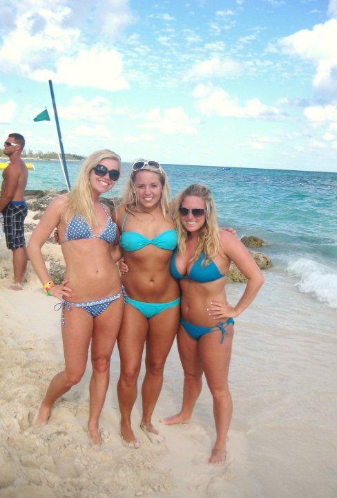 Bikinis at the beach | Scrolller