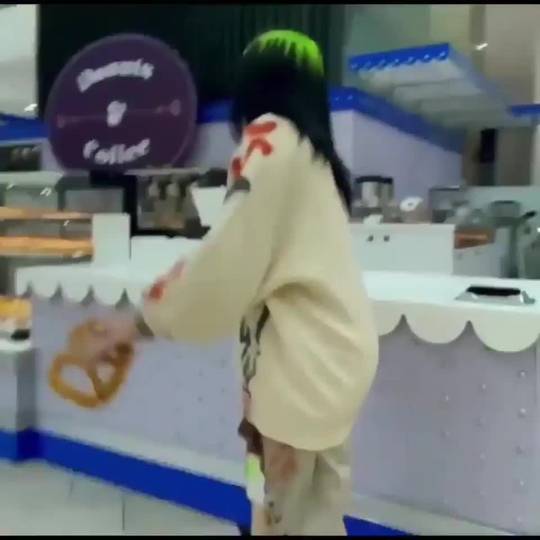 Billie Eilish bouncing | Scrolller