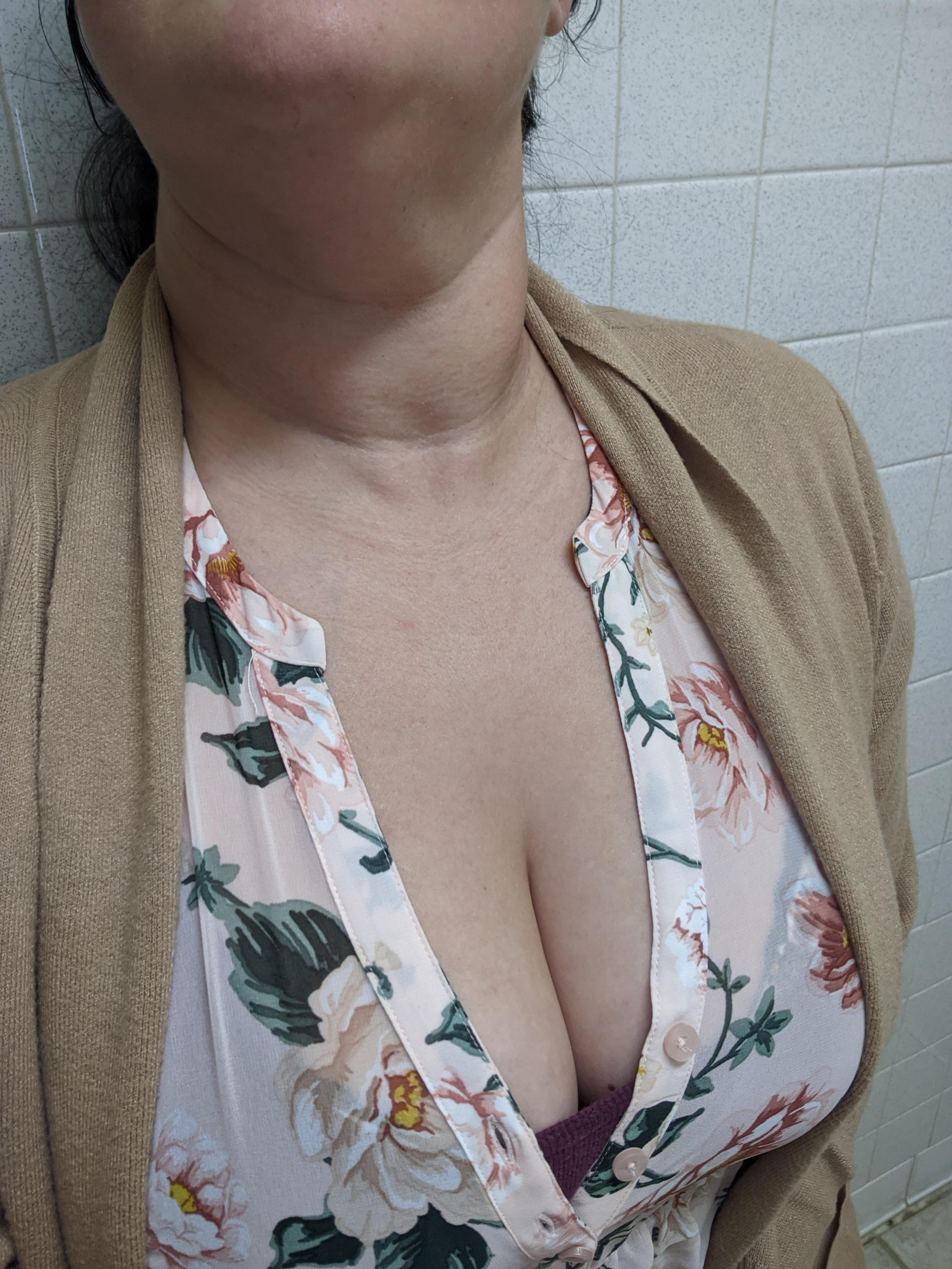 Bingo cleavage | Scrolller