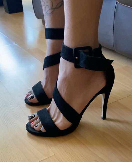 Black heels | Scrolller