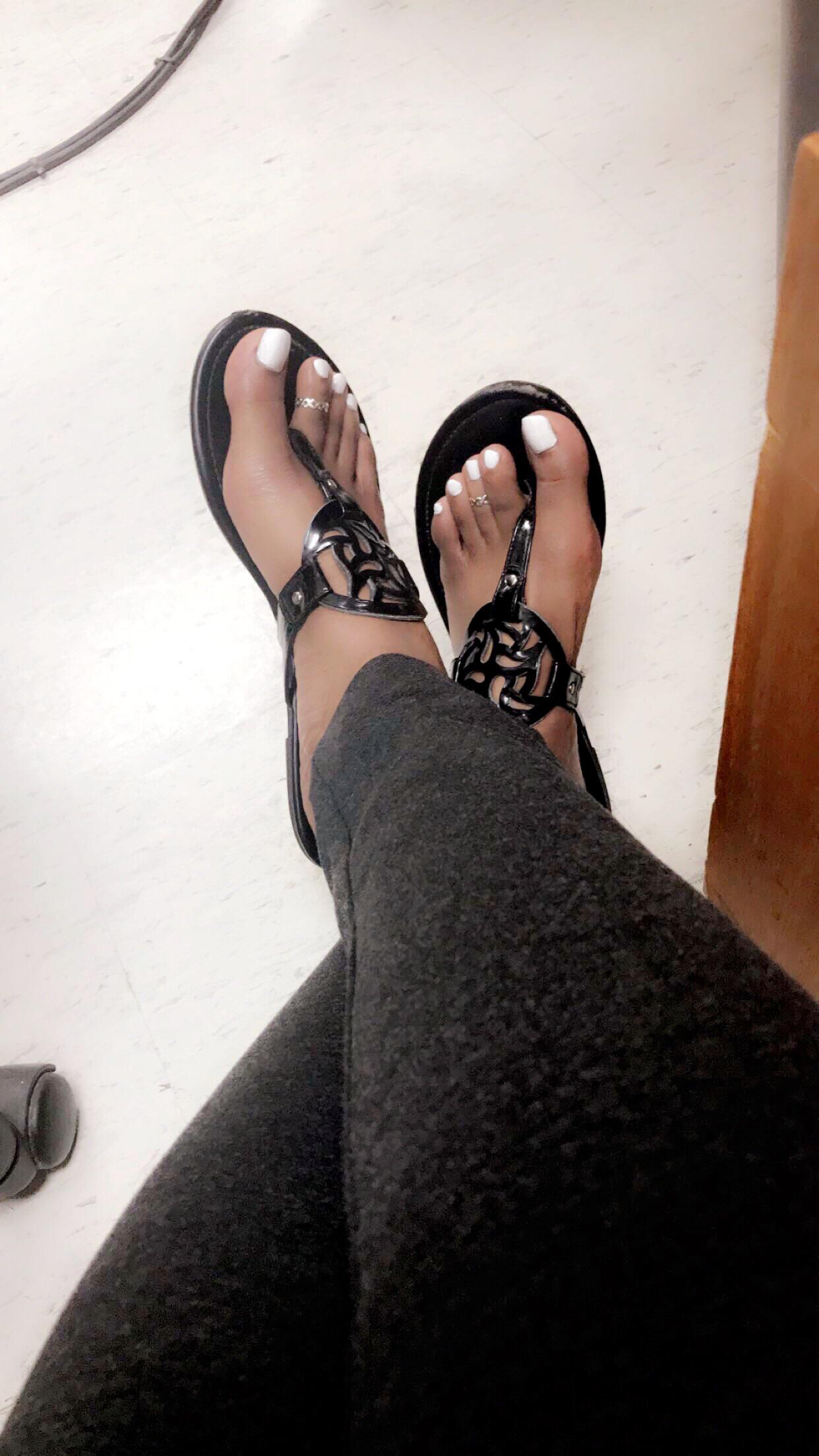 Black thongs & toe rings | Scrolller