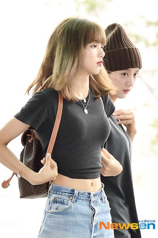 BLACKPINK - Lisa | Scrolller