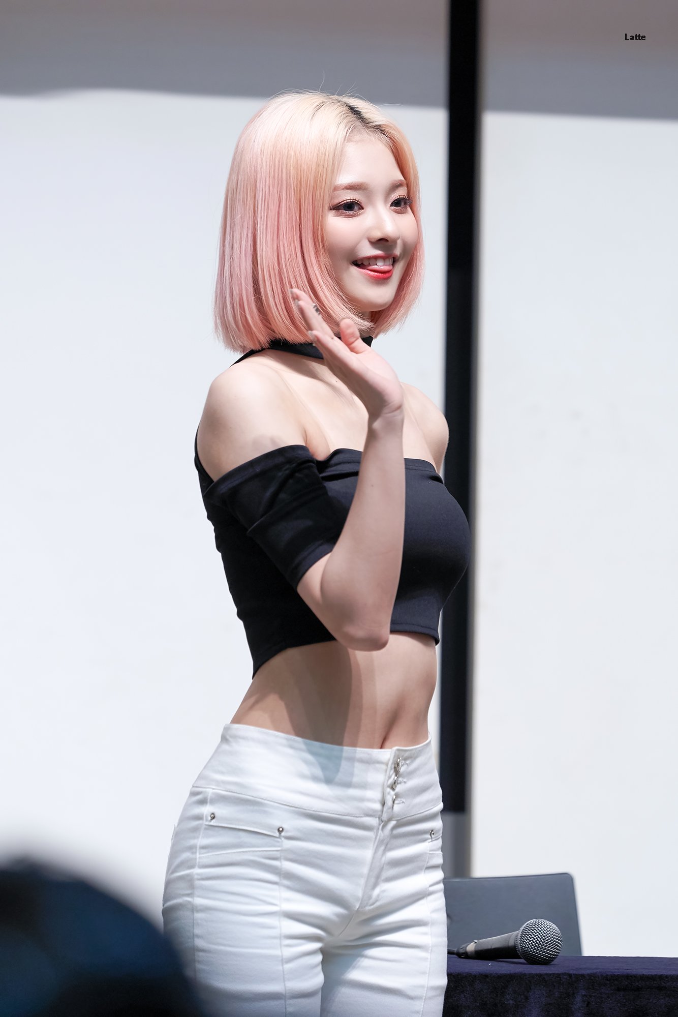 Blep Queen | Scrolller