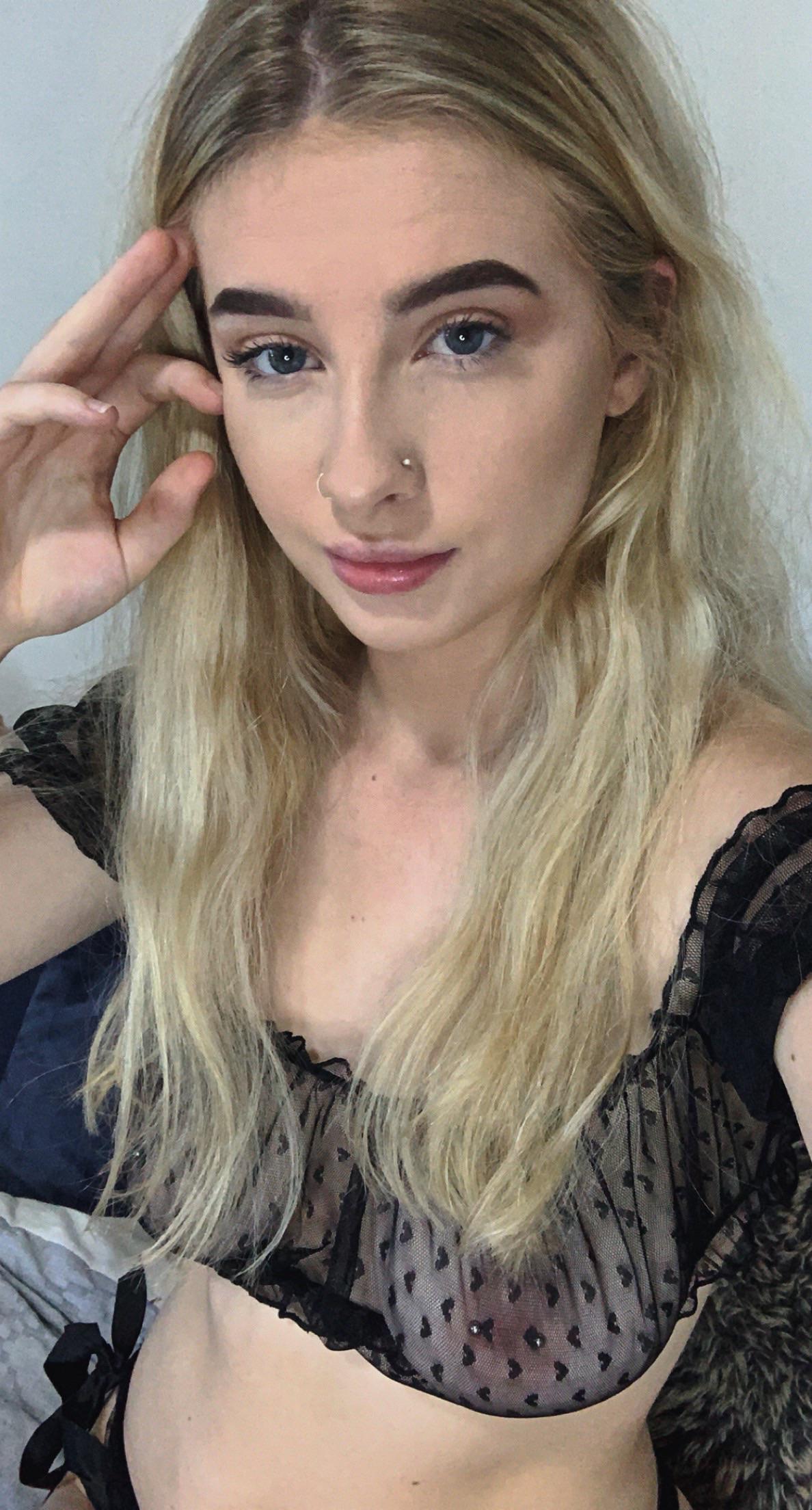 Blonde babe | Scrolller