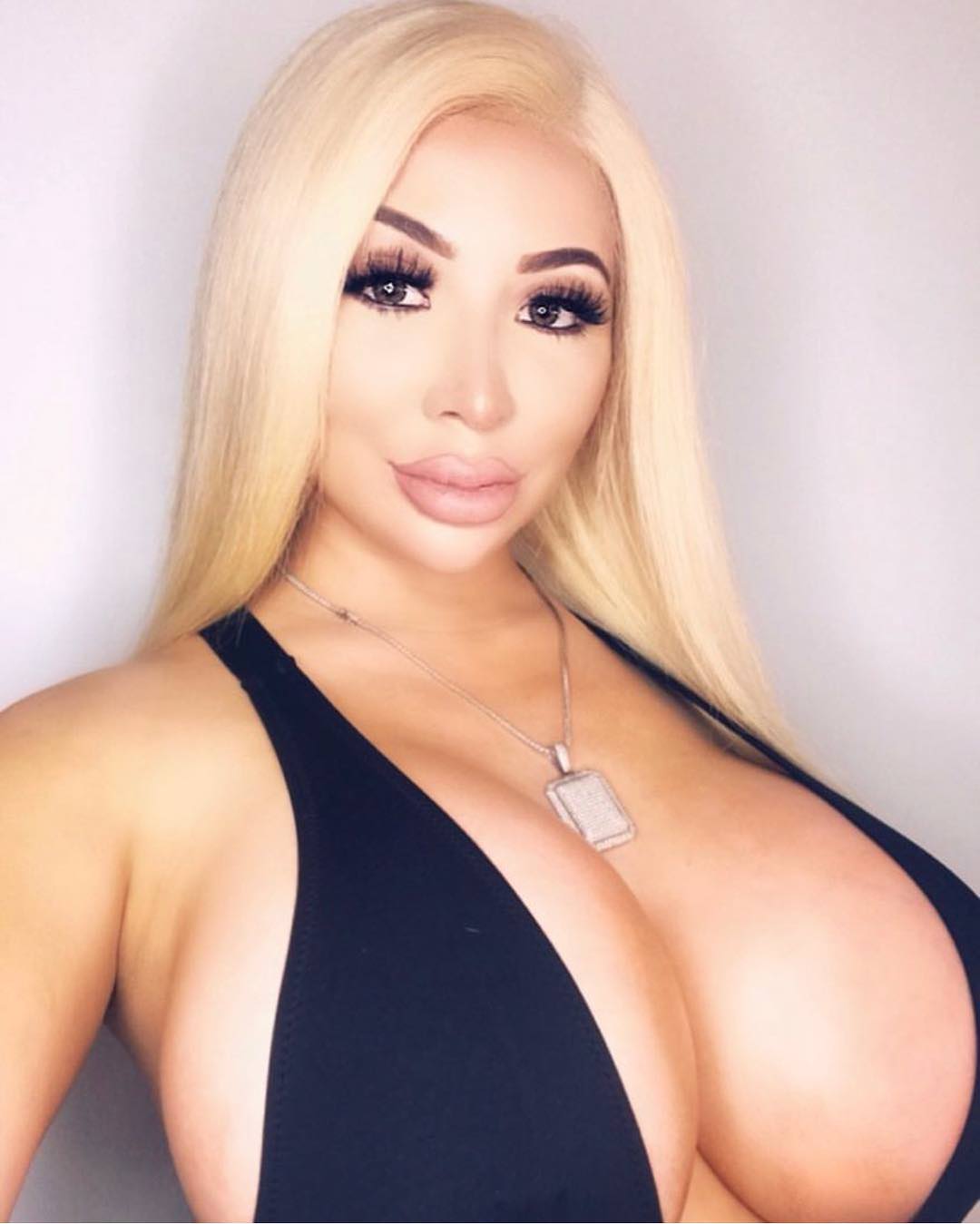 Blonde Bimbo | Scrolller