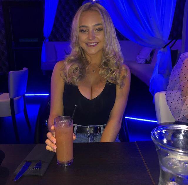 Blondie in the club | Scrolller